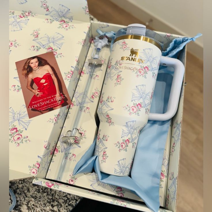 STANLEY X LOVE SHACK FANCY TUMBLER QUENCHER 40OZ – BEAUX BLUE (KHAKI ...